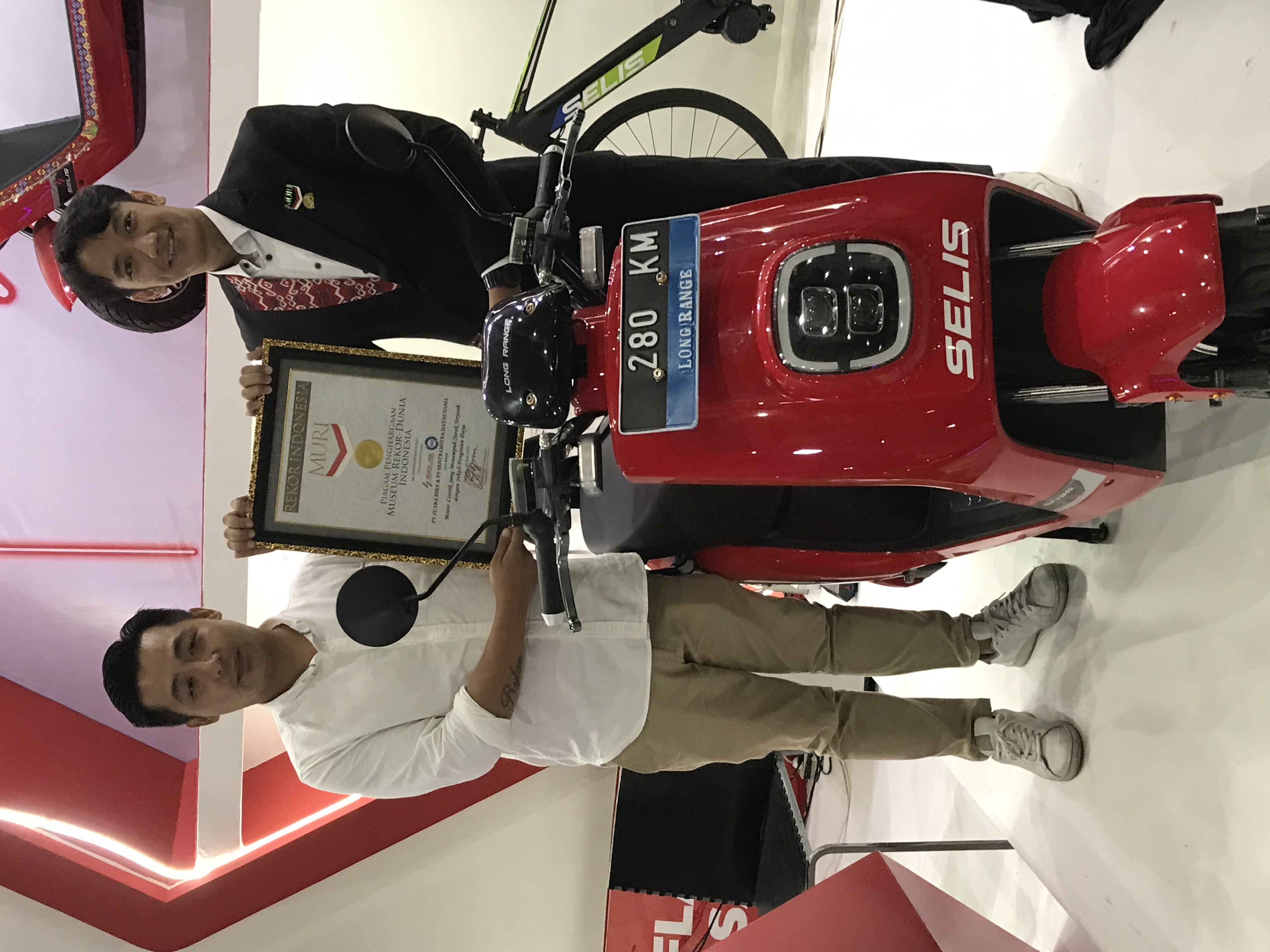 Jarak Terjauh, Selis E-Max Long Rang 280 KM Dapatkan Rekor MURI ...
