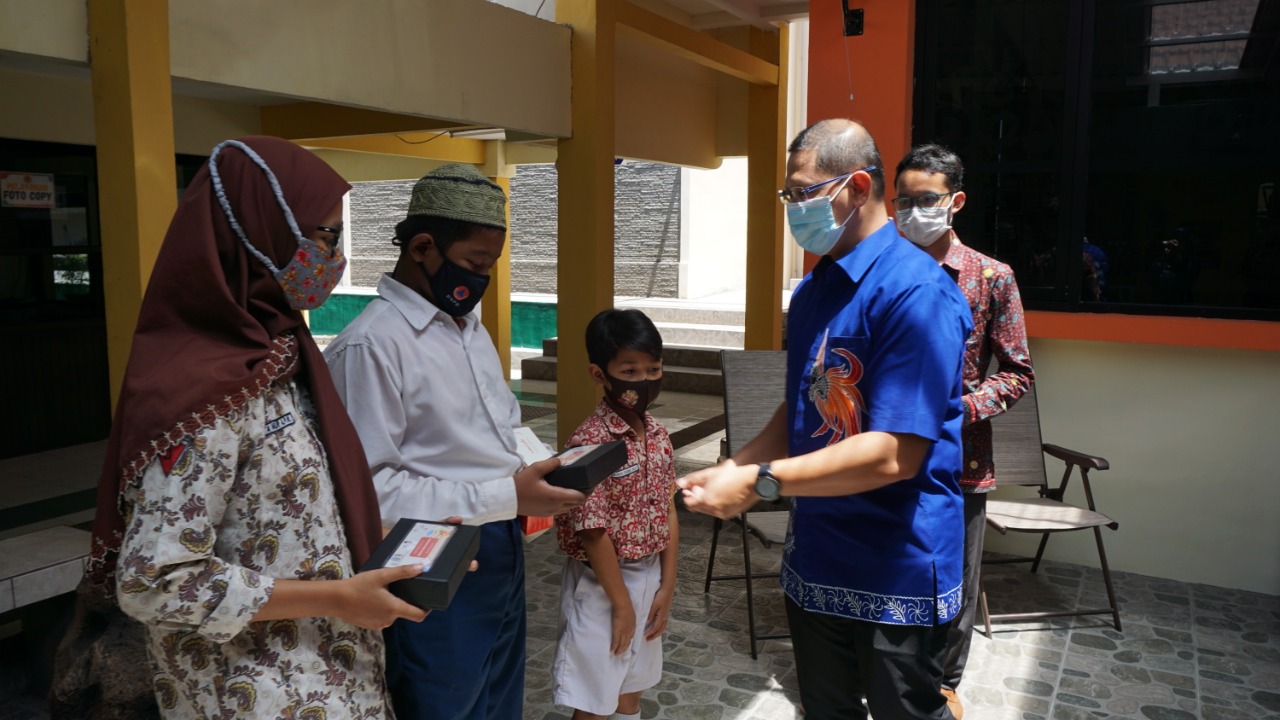 Tingkatkan Semangat Belajar Daring Keluarga Tak Mampu, BPSDM Jatim ...