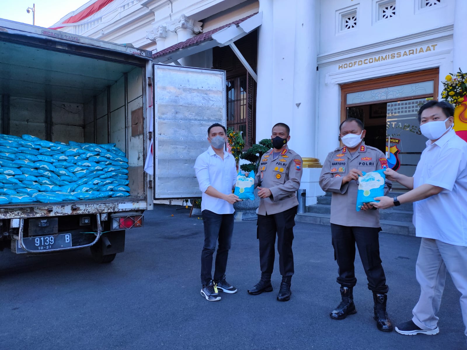 Gandeng Polrestabes Surabaya, PT KSI Salurkan Beras untuk Warga ...