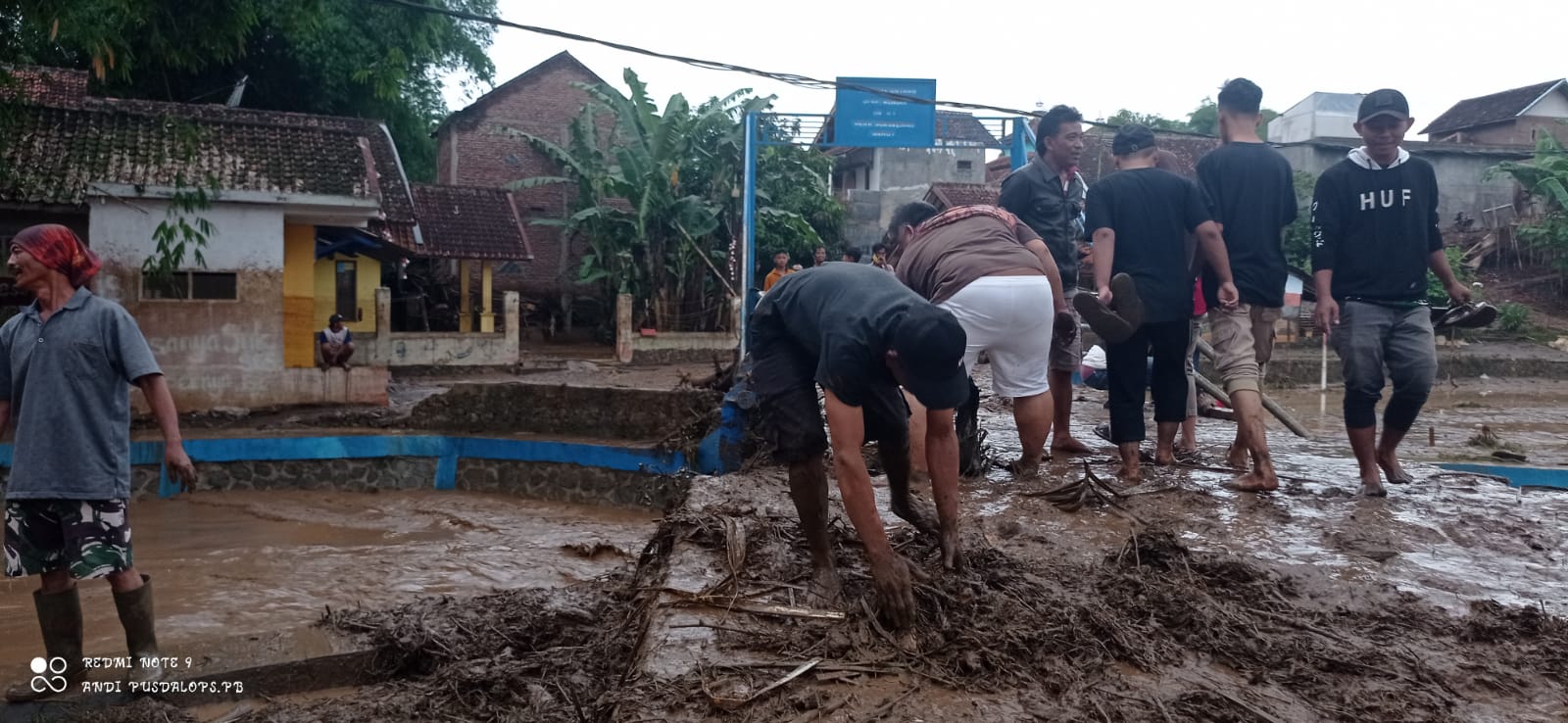Satu Rumah Warga Hanyut dan Seratusan Jiwa Mengungsi Akibat Banjir Garut | Mnctrijaya.com