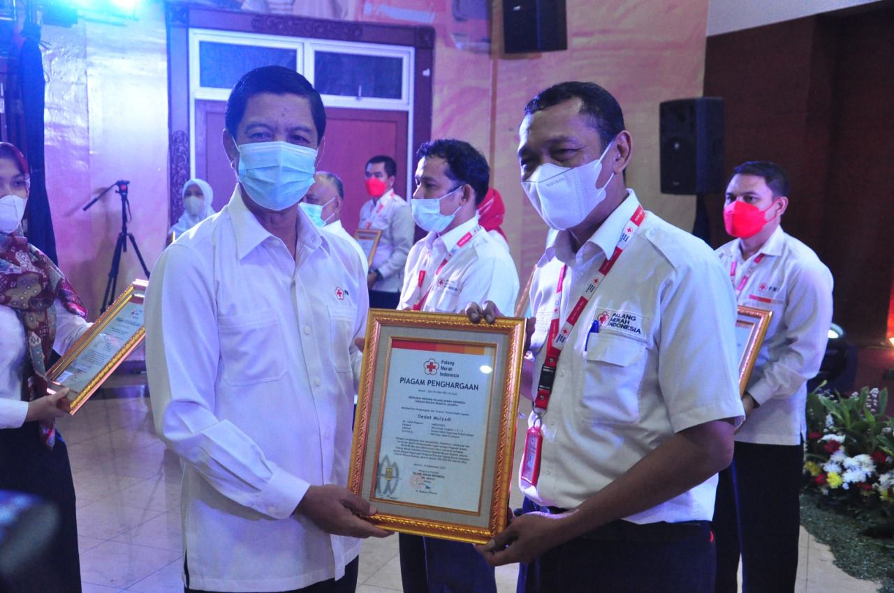 Puncak Perayaan HUT PMI, Rustam Effendi Beri Penghargaan Kepada Pejuang ...