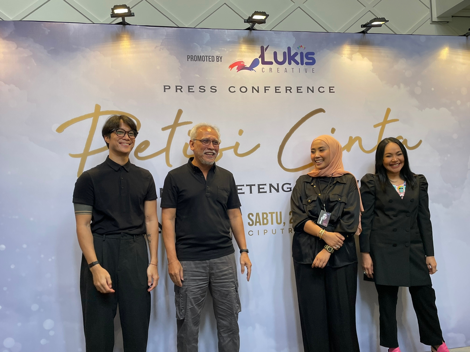 Petisi Cinta : Manusia Setengah Dewa, Konser Tunggal Iwan Fals Yang ...