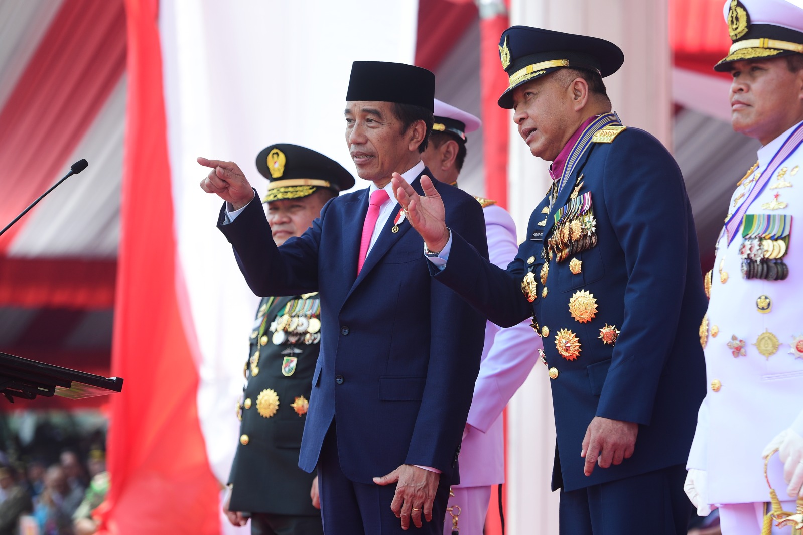 Saksikan Defile Pasukan dan Pawai Alutsista TNI, Presiden: Sangat ...