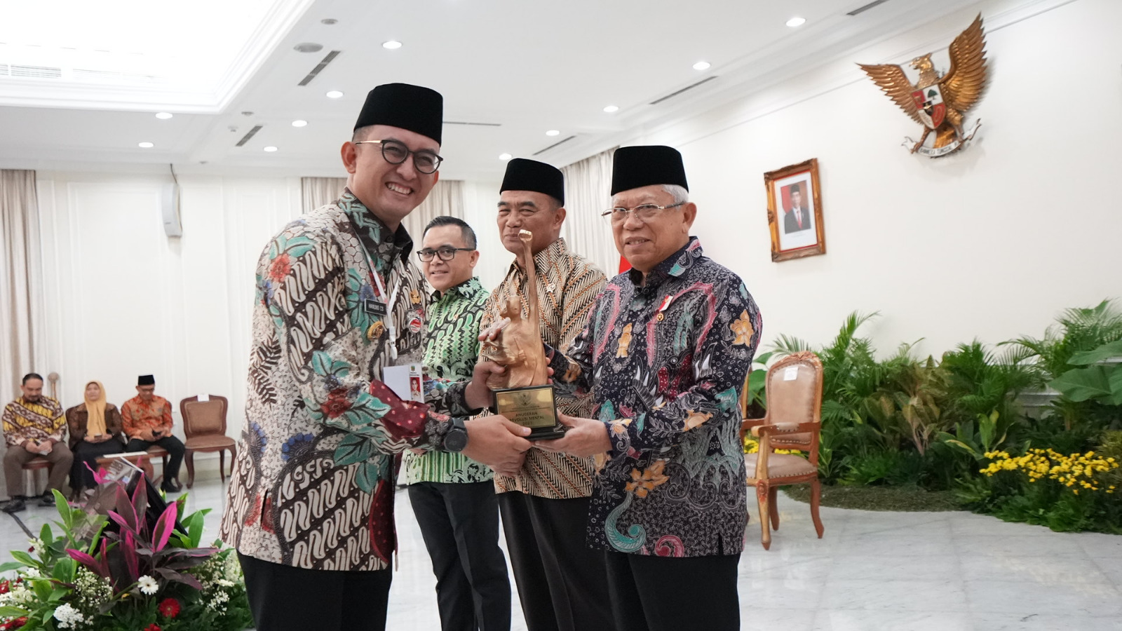 Wakil Presiden Serahkan Anugerah Revolusi Mental 2023 | Mnctrijaya.com