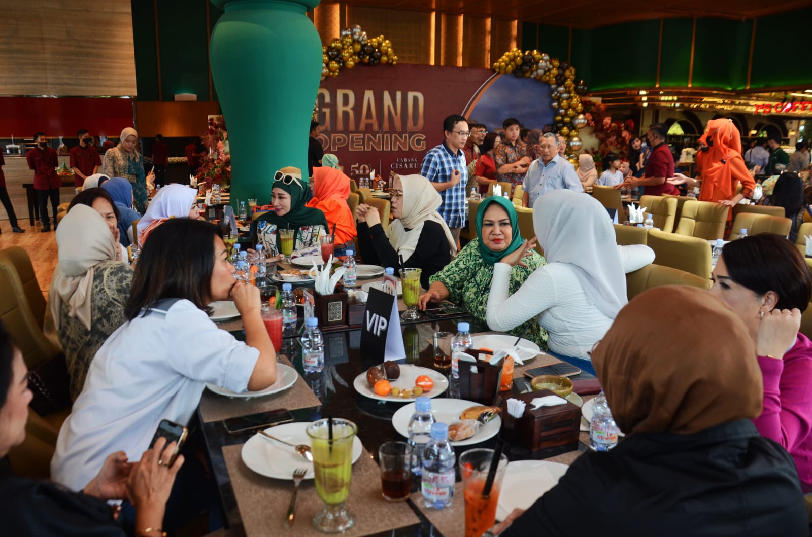 Le Minerale Jadi Pilihan Restoran Pagi Sore untuk Temani Sajian Kuliner Lokal Khas Minang ...