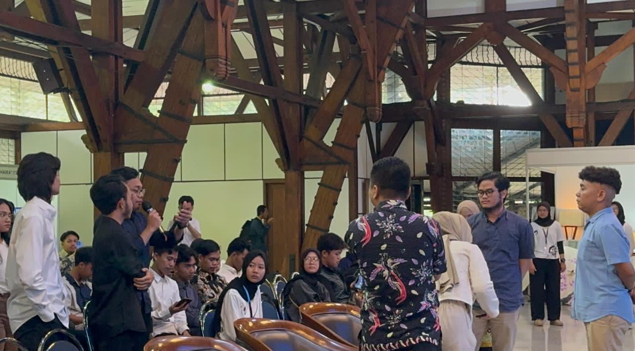 Mahasiswa ITB Demo di depan Stafsus Presiden Billy Mambrasar terkait Kenaikan UKT | Mnctrijaya.com