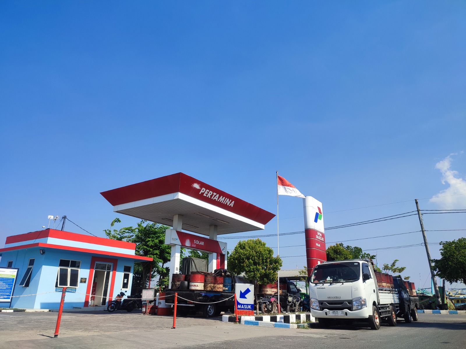 Dukung Operasional Nelayan, PT Perikanan Indonesia Distribusikan BBM ...