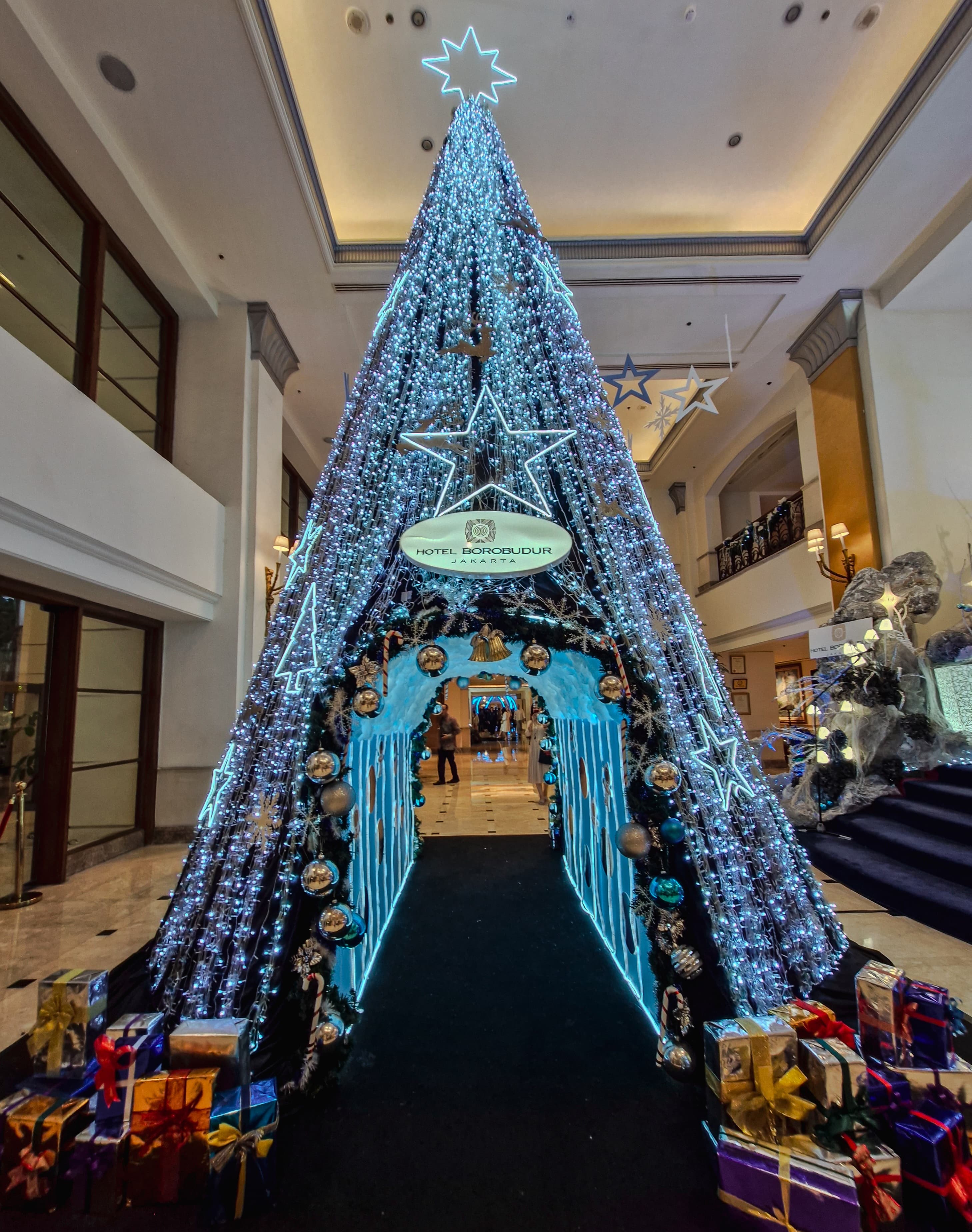 Cosmic Christmas Tree Lighting di Hotel Borobudur Jakarta | Mnctrijaya.com