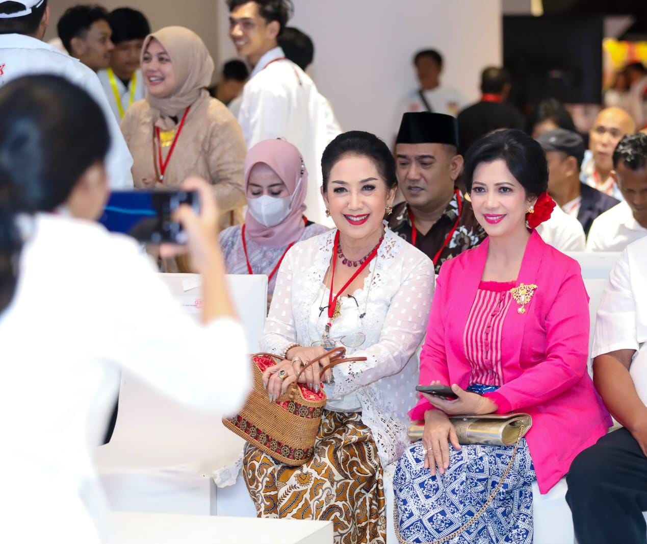 Sah! UNESCO Tetapkan Kebaya sebagai Warisan Budaya Dunia Takbenda | Mnctrijaya.com