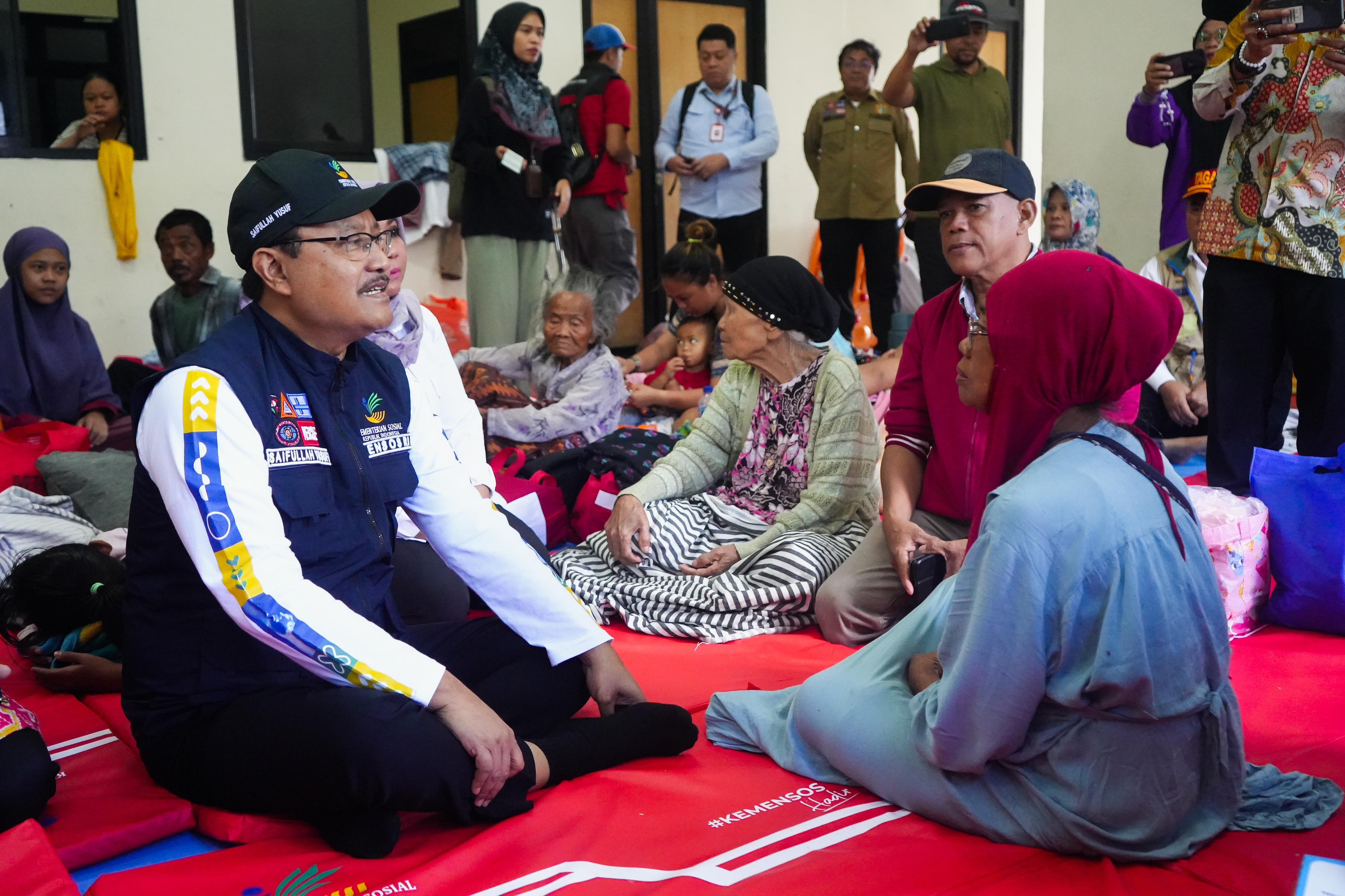 Banjir Jakarta, Mensos Gus Ipul Cek Langsung Dapur Umum dan Posko Bencana | Mnctrijaya.com