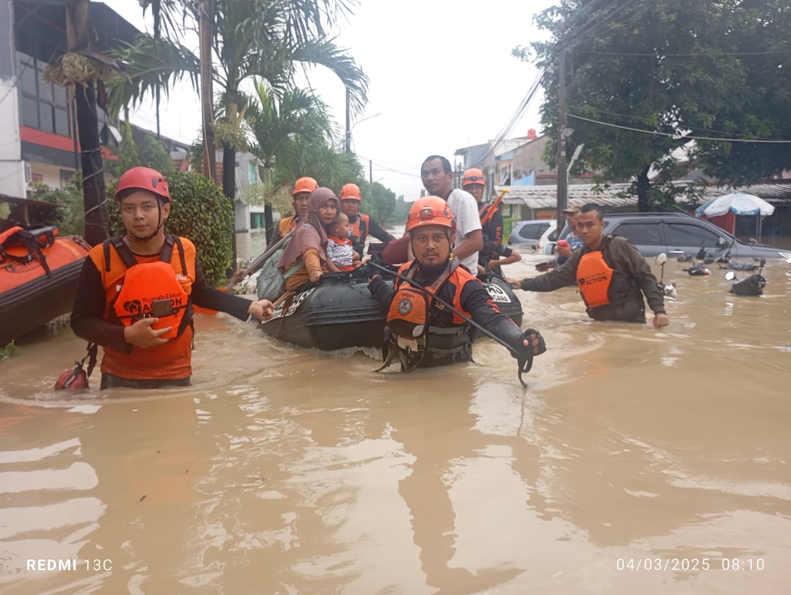 BAZNAS Tanggap Bencana Bantu Evakuasi Korban Banjir di Jakarta dan Bekasi | Mnctrijaya.com