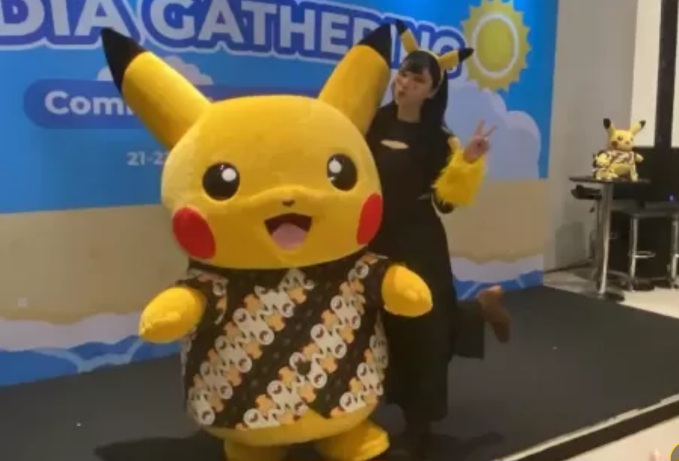 Ketemu Idola, Isyana Sarasvati Pose Bareng Pikachu Berbaju Batik | Mnctrijaya.com