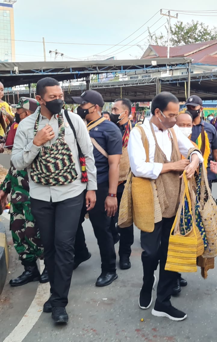 Saat Presiden Jokowi dan Rombongan Berbelanja di Pasar Noken Taman Imbi ...