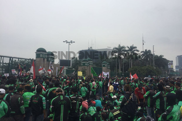 Demo Ojol, Polisi Tutup Jalan Medan Merdeka Barat | Mnctrijaya.com
