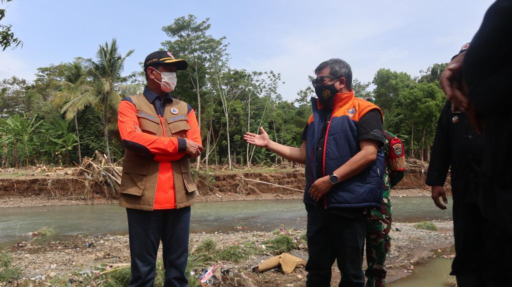 Tinjau Lokasi Banjir Bandang, Kepala BNPB Puji Ketangguhan Warga Garut | Mnctrijaya.com