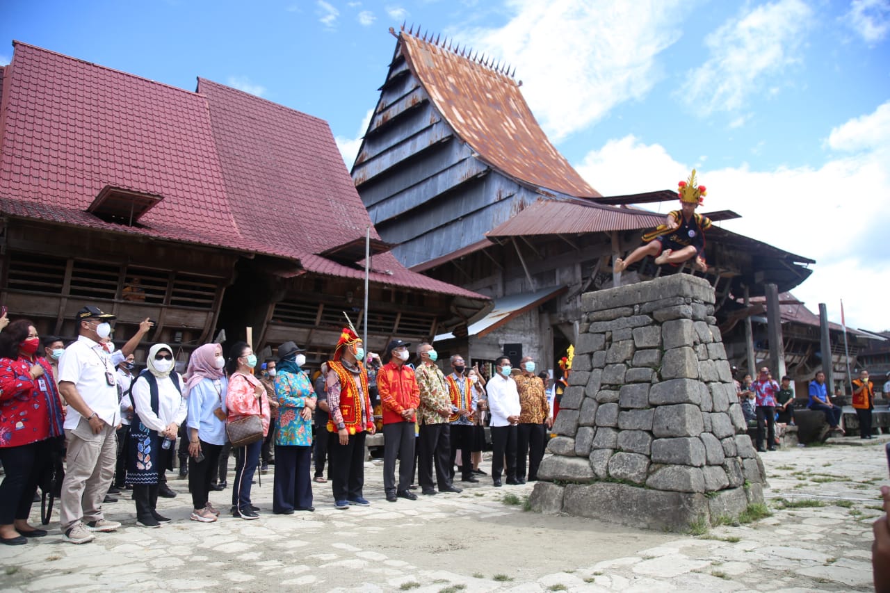 Menko PMK Kunjungi Desa Cagar Budaya Nias Selatan | Mnctrijaya.com